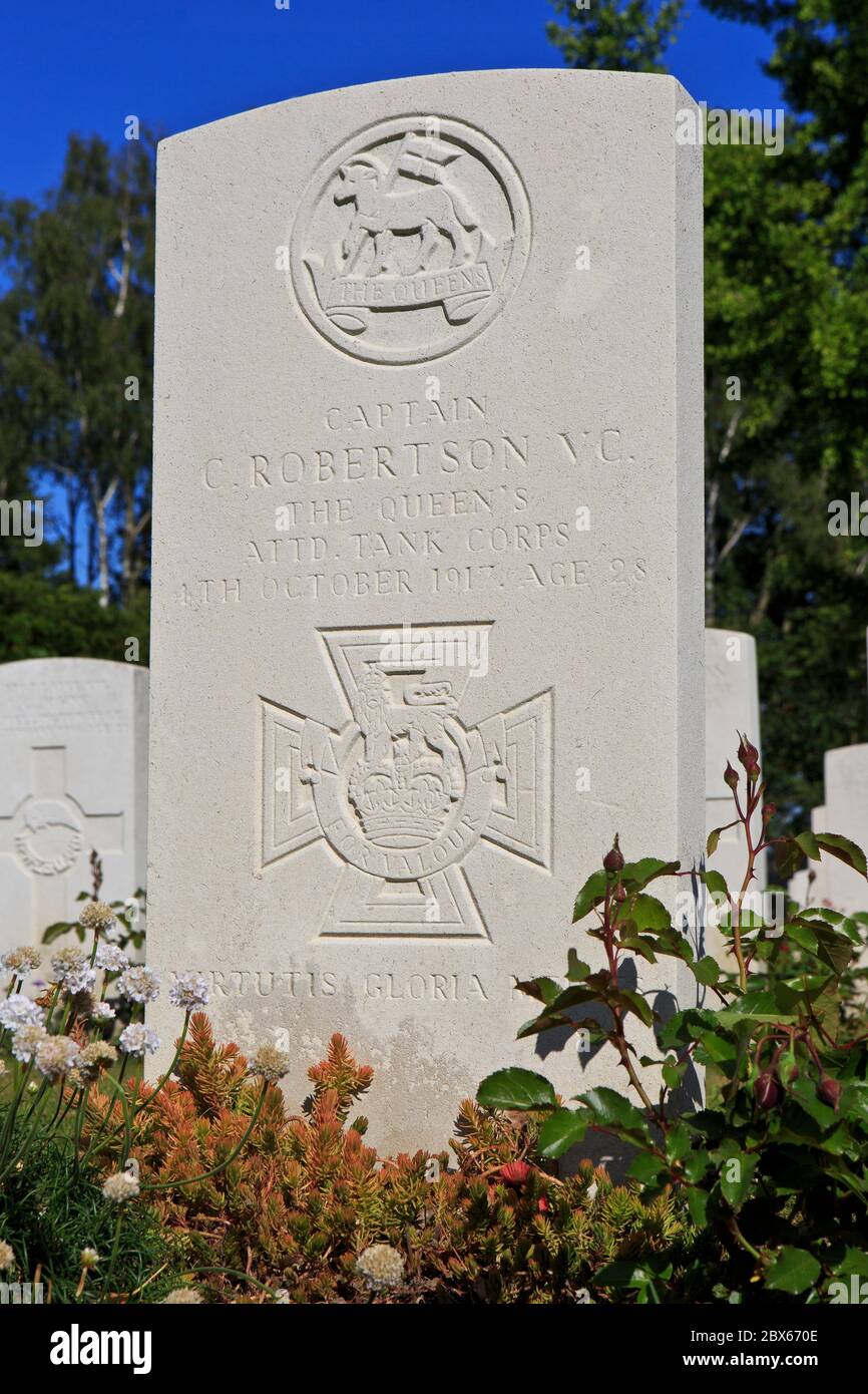 Grave of the South African-Irish Victoria Cross recipient captain ...