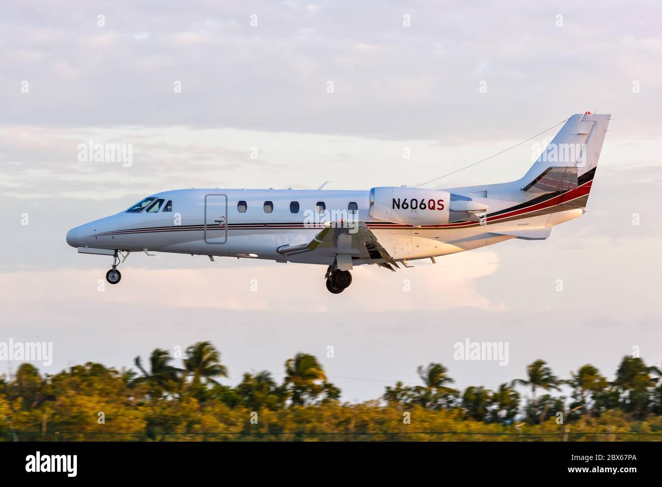 Netjets in flight hi-res stock photography and images - Alamy
