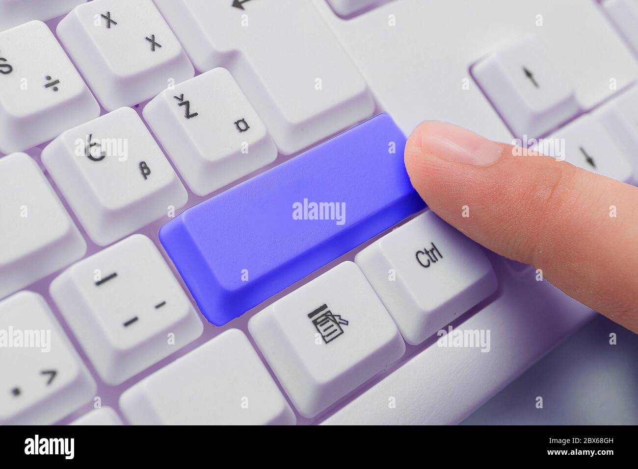 White Pc Keyboard With Empty Note Paper Above White Key Copy Space Stock Photo - Alamy