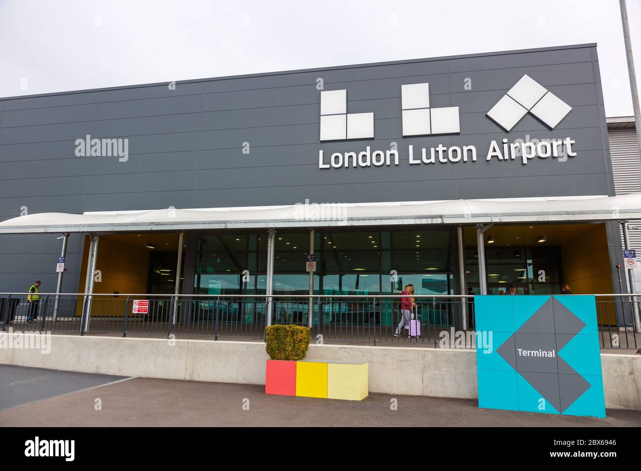 London luton airport hi-res stock photography and images - Alamy