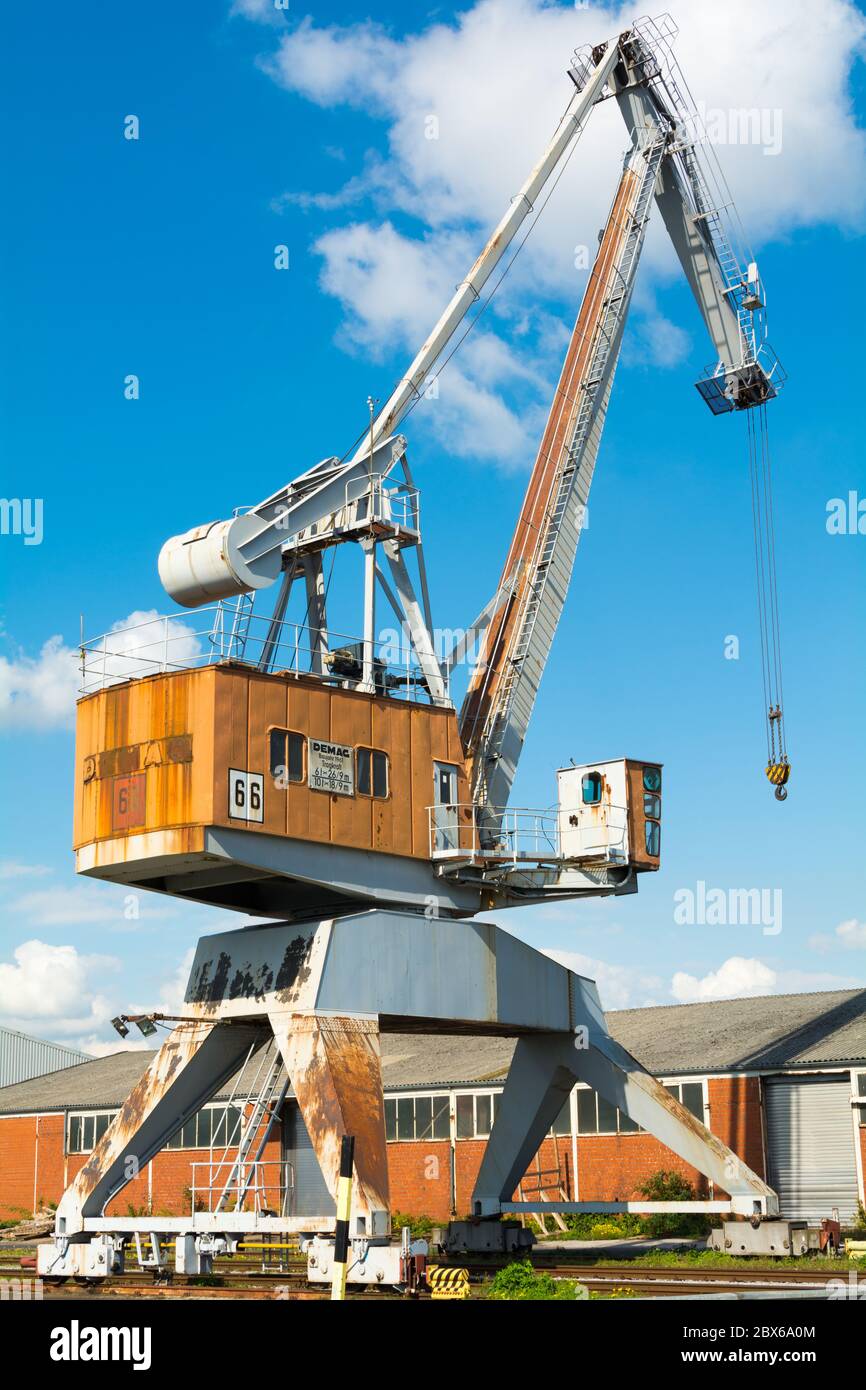 Old shipping dockyard crane hi-res stock photography and images - Alamy