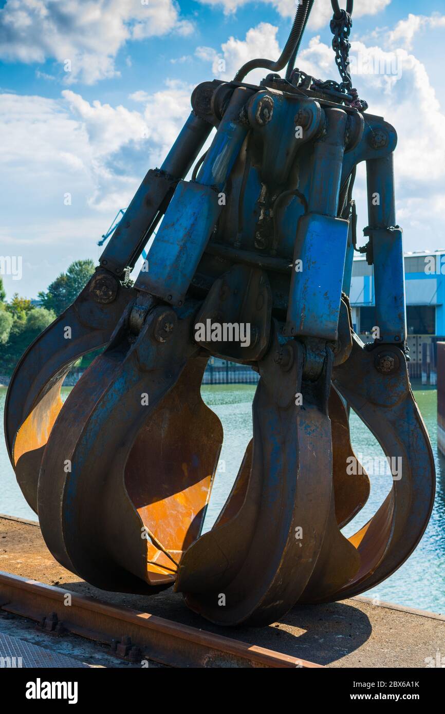 Claw crane heavy machinery equipment hi-res stock photography and ...