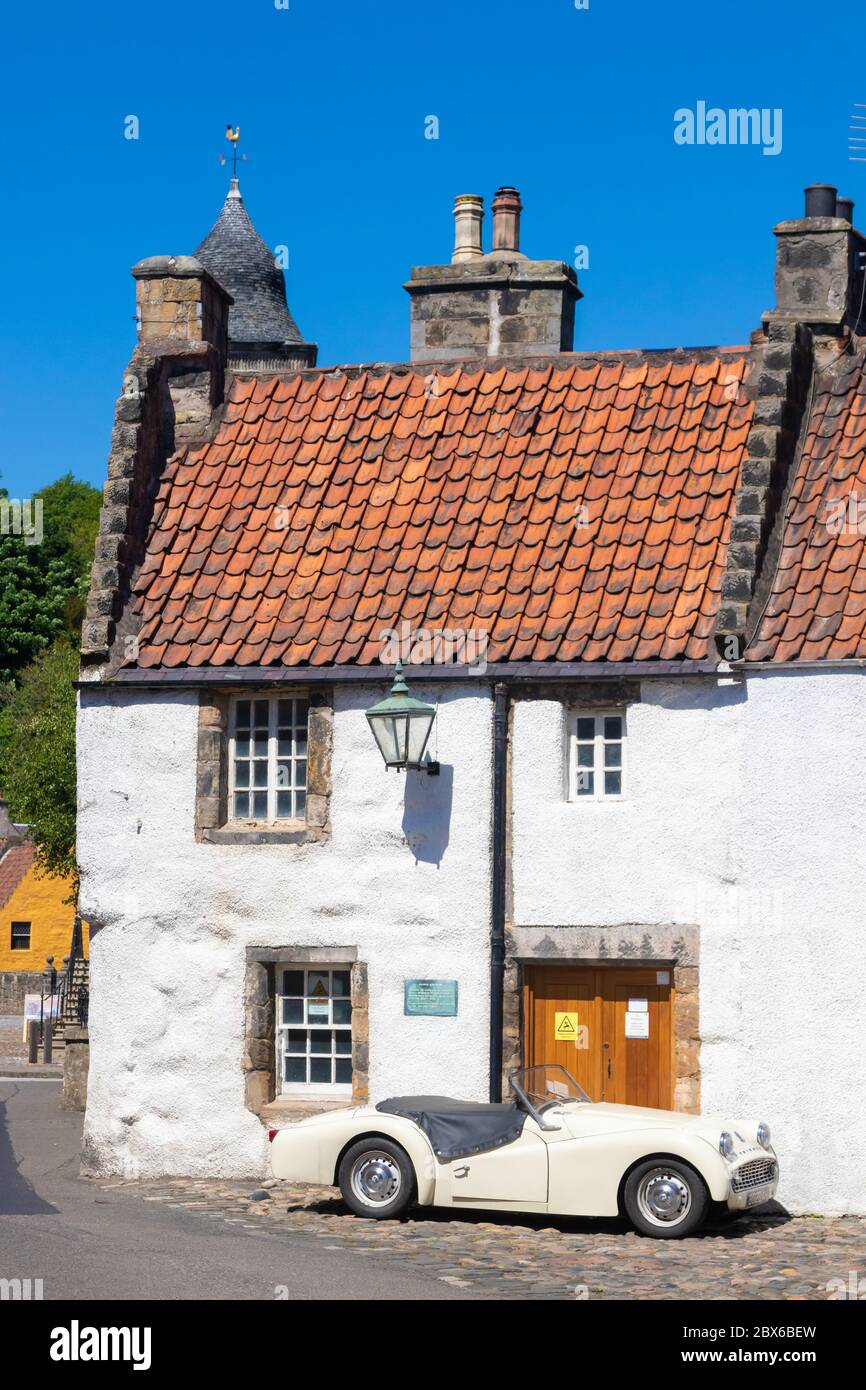 Old fashioned house in scotland hi-res stock photography and images - Alamy
