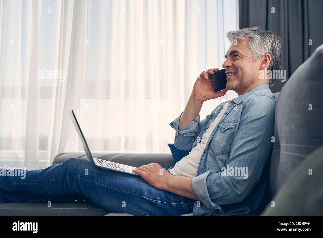 Talking head on screen hi-res stock photography and images - Alamy