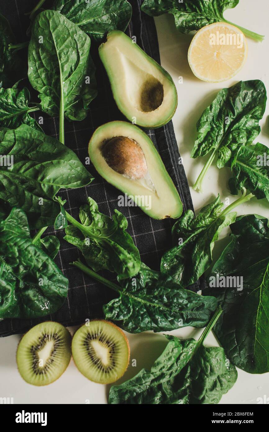 Green vegetables avocado kiwi hi-res stock photography and images - Alamy