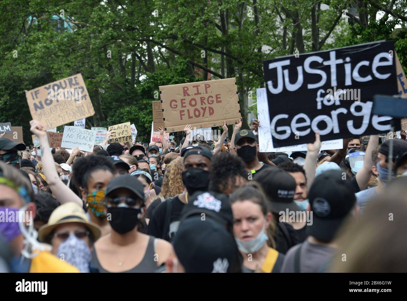 Blm protesters at the brooklyn bridge hi-res stock photography and ...