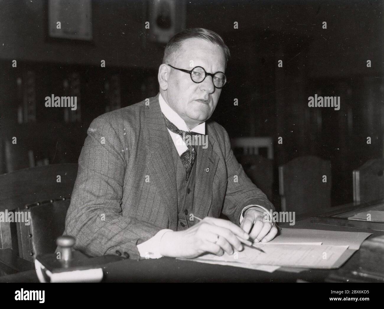 Adolf hitler portrait by hoffmann hi-res stock photography and images ...