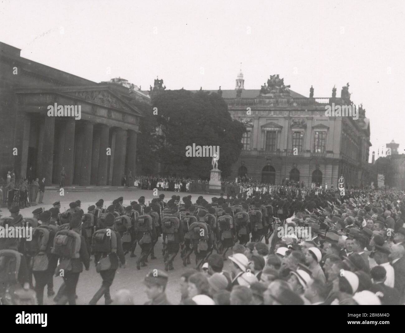 Laying a wreath under the linden trees Heinrich Hoffmann Photographs ...