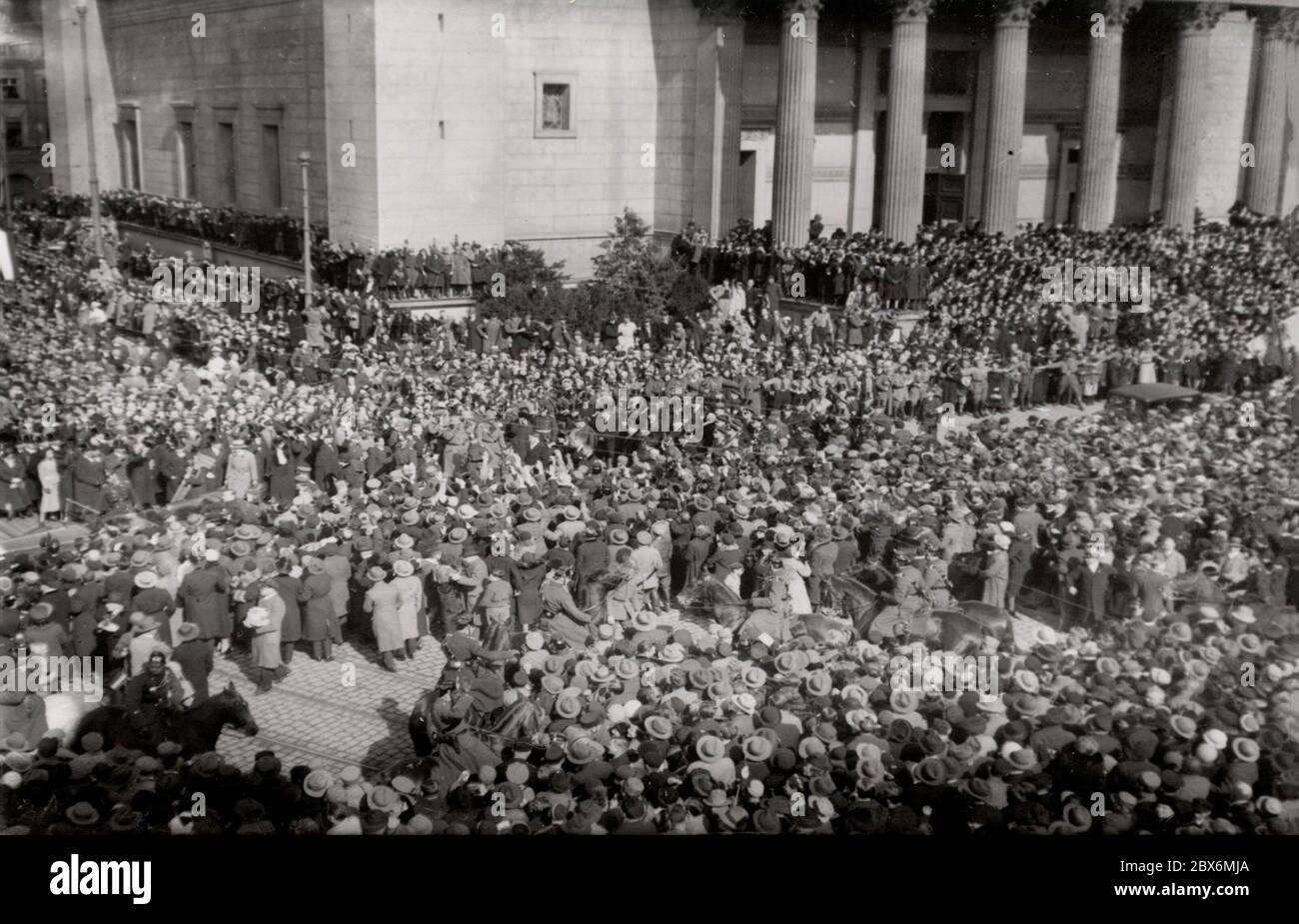 Crowds of people during the state act in the garrison church in Potsdam ...