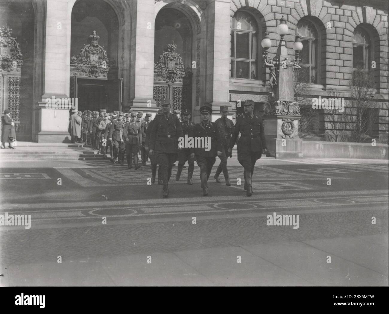 The members of the Prussian state parliament leave the Preussen house ...