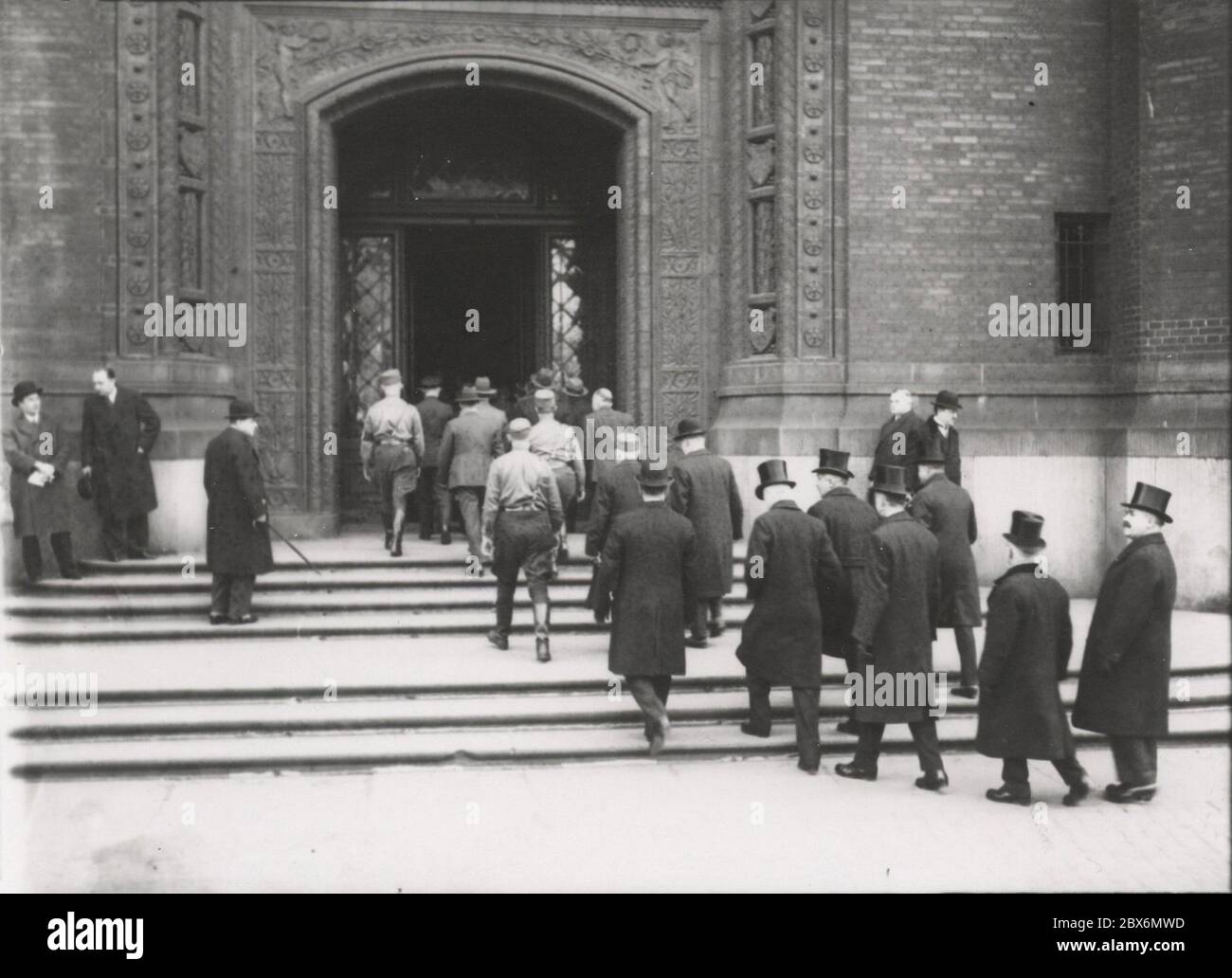 Berlin city councilors go to the town hall. Heinrich Hoffmann ...