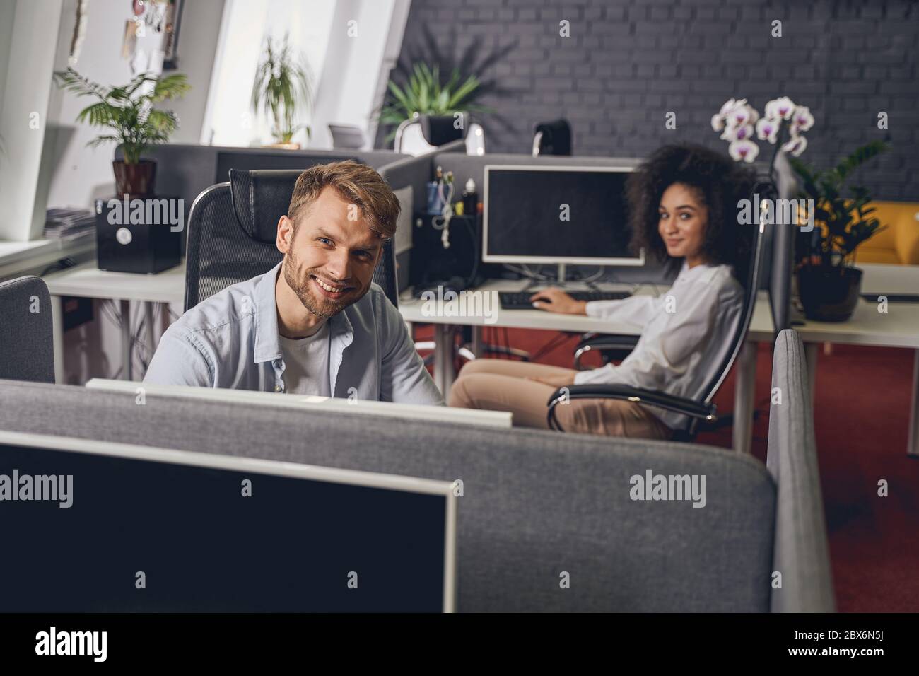 Smiling employees office desks hi-res stock photography and images - Alamy