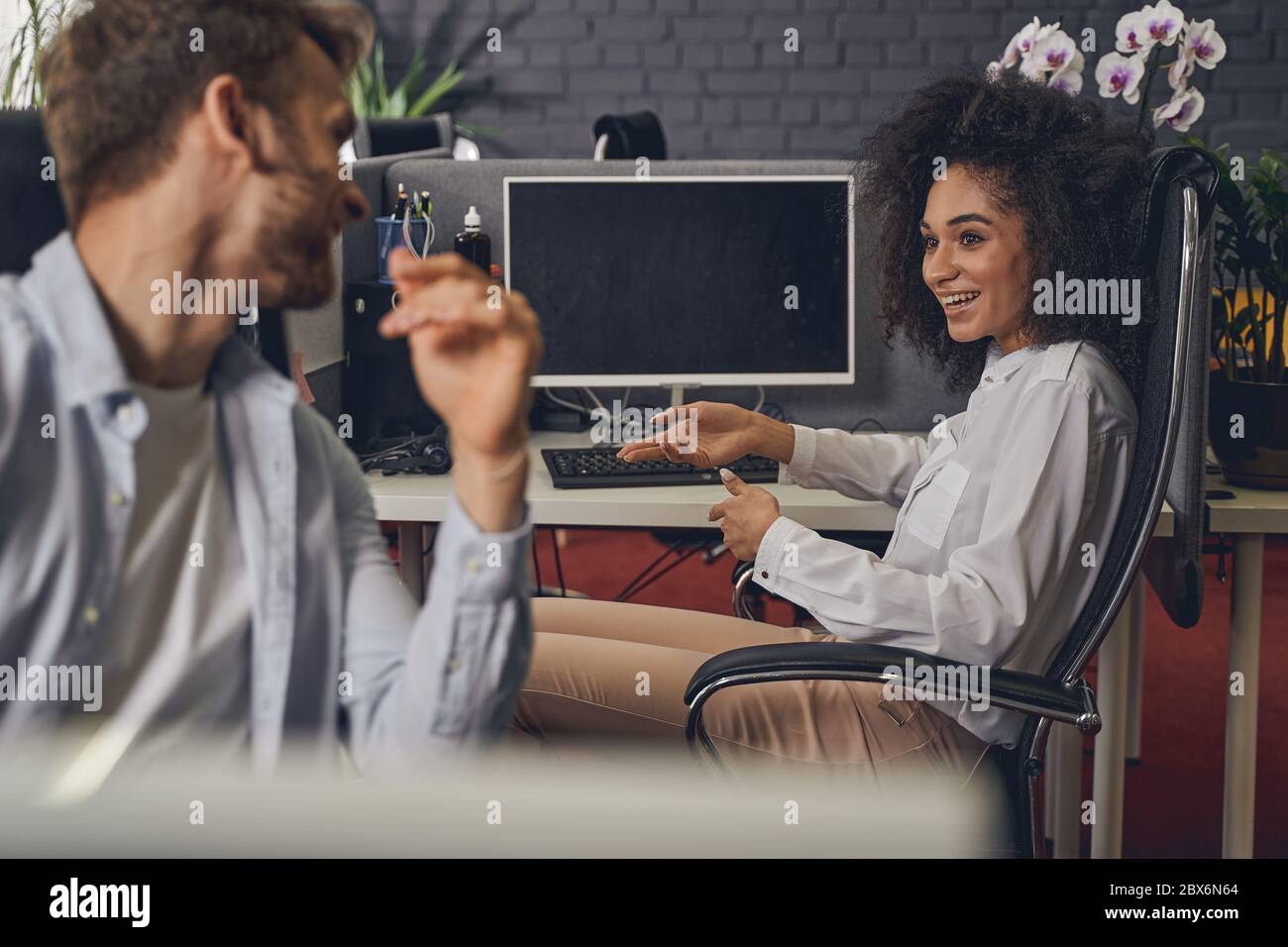 Conversation workplace hi-res stock photography and images - Alamy