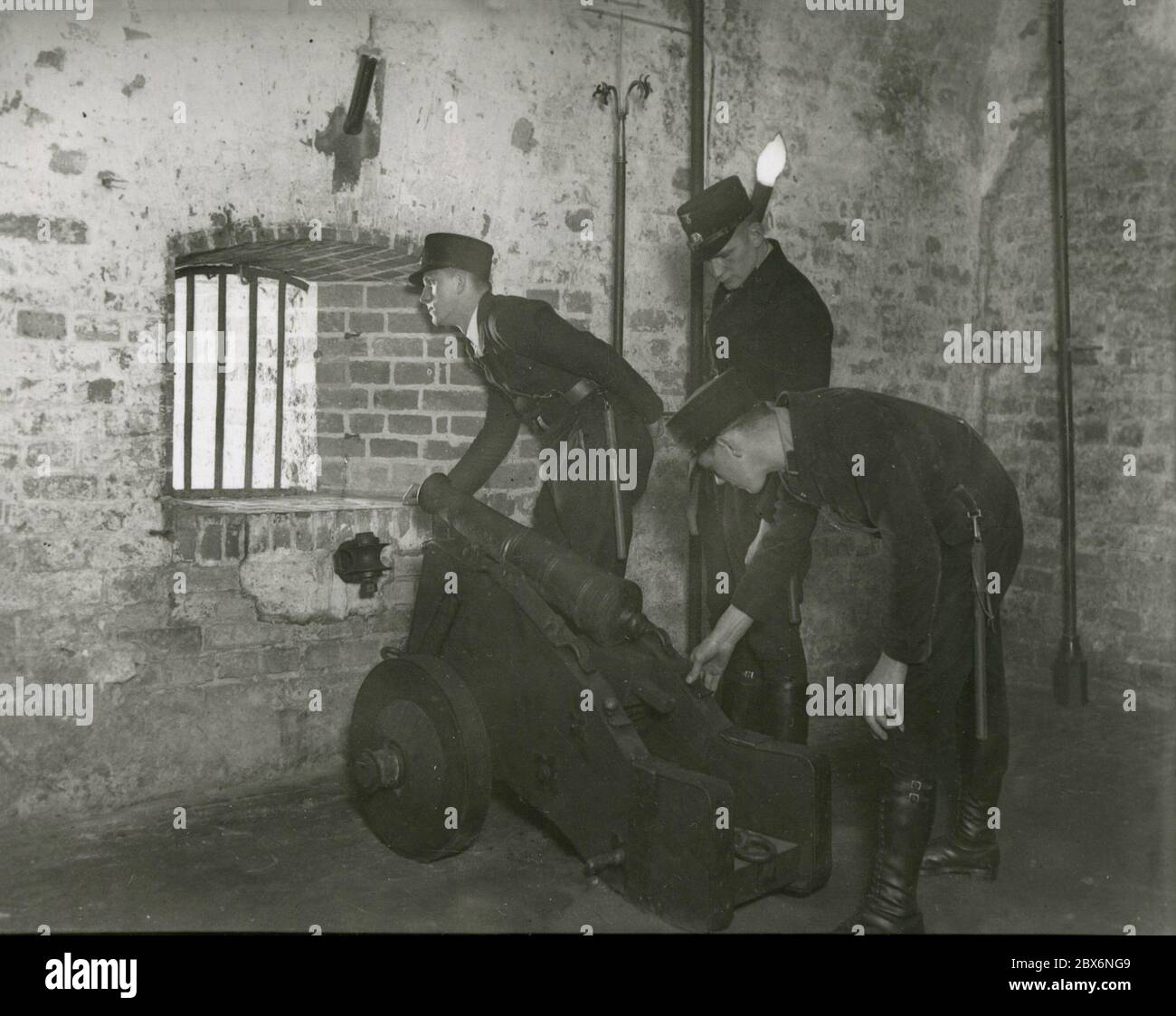 SA visits the castle museum Heinrich Hoffmann Photographs 1933 Adolf ...