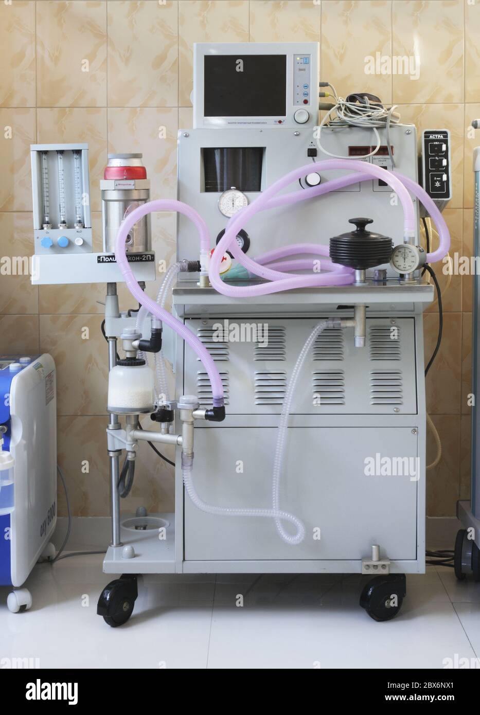 Mechanical ventilator medic hi-res stock photography and images - Alamy