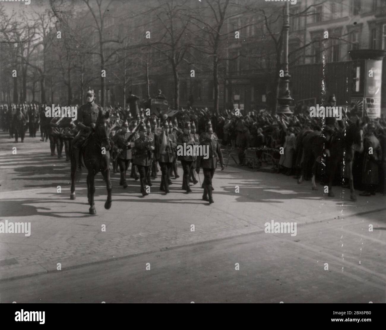Deployment of the SA and police under the linden trees in Berlin ...
