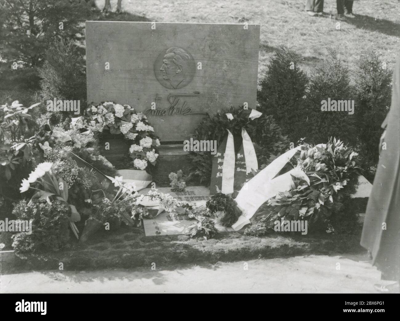 Unveiling of a memorial stone for Arno Holz (killed by the NSDAP ...