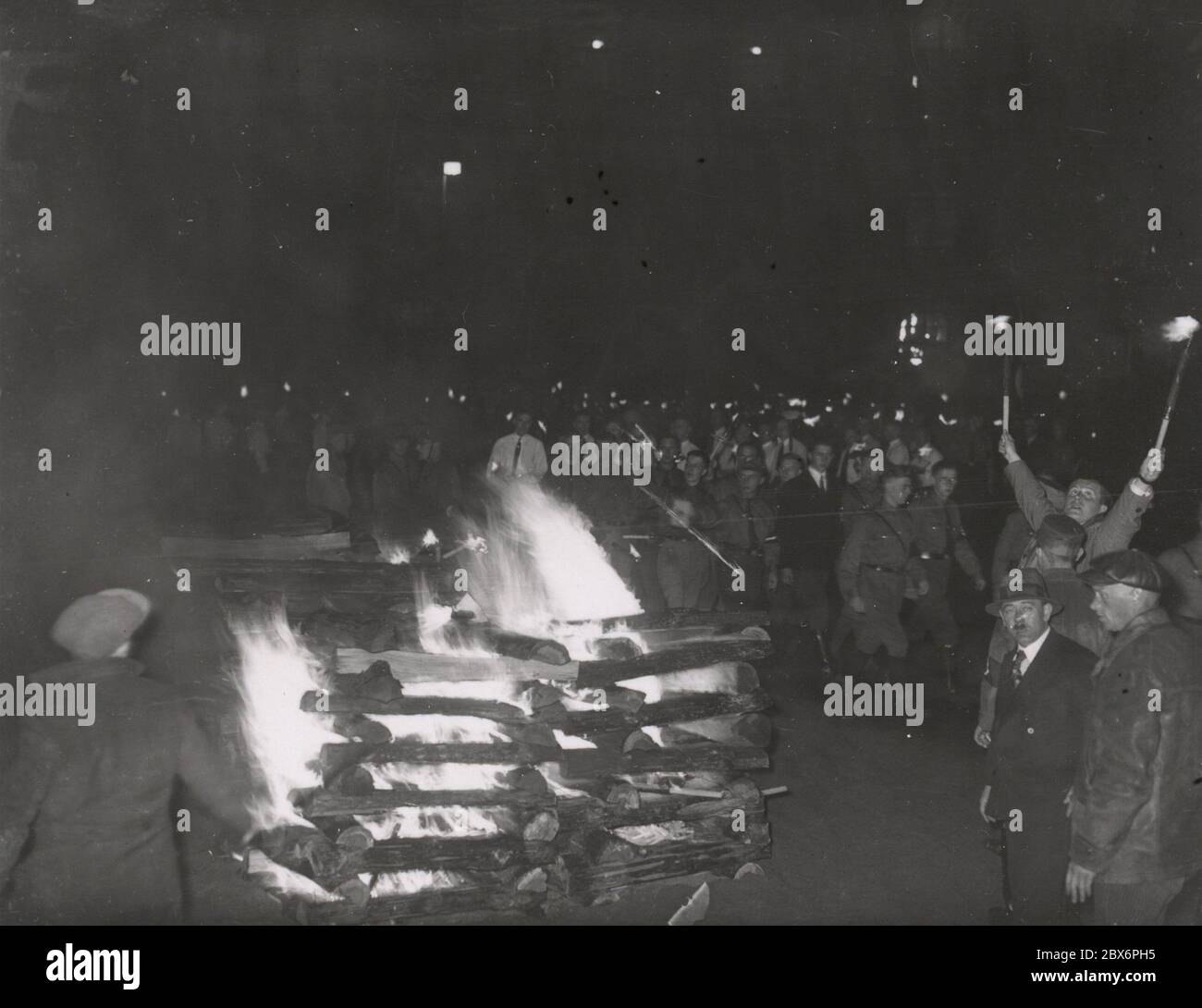 Burning books berlin hi-res stock photography and images - Alamy