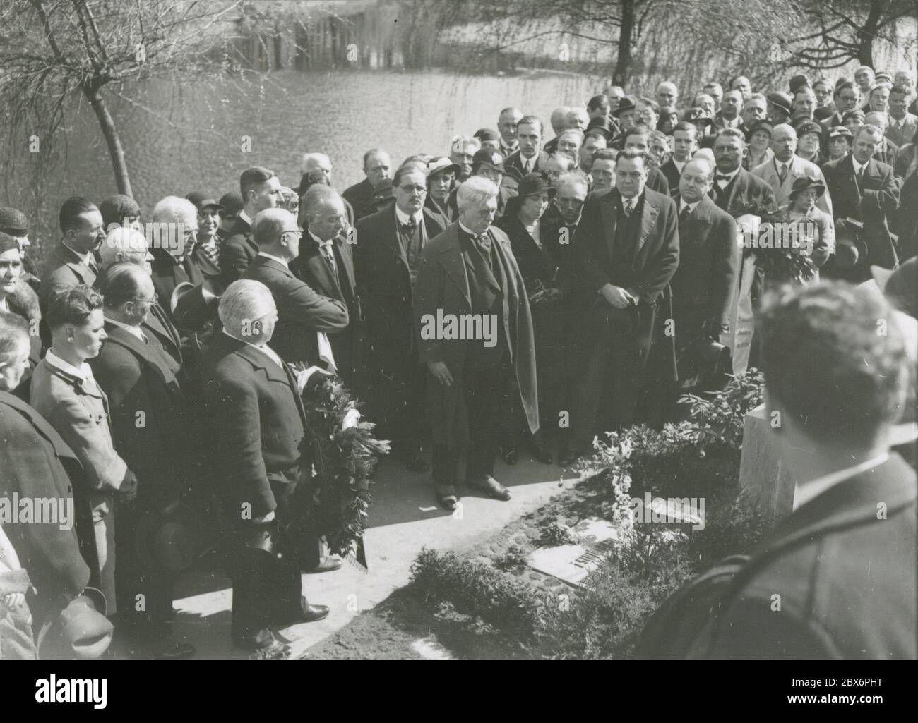 Unveiling of a memorial stone for Arno Holz (killed by the NSDAP ...