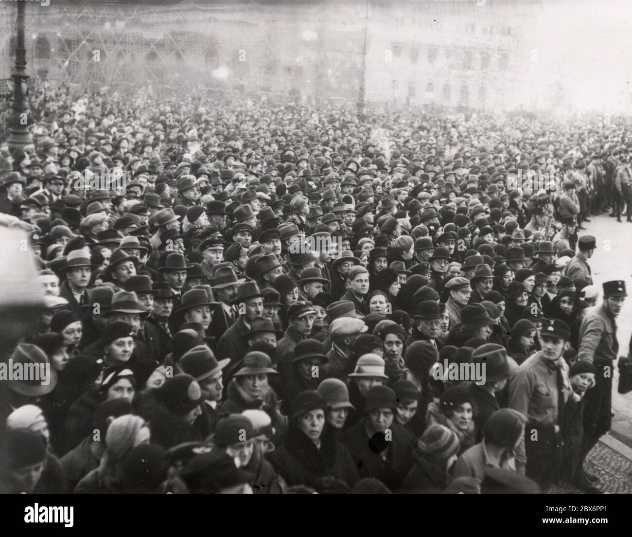 Rally at the castle freedom in Berlin. Heinrich Hoffmann Photographs ...