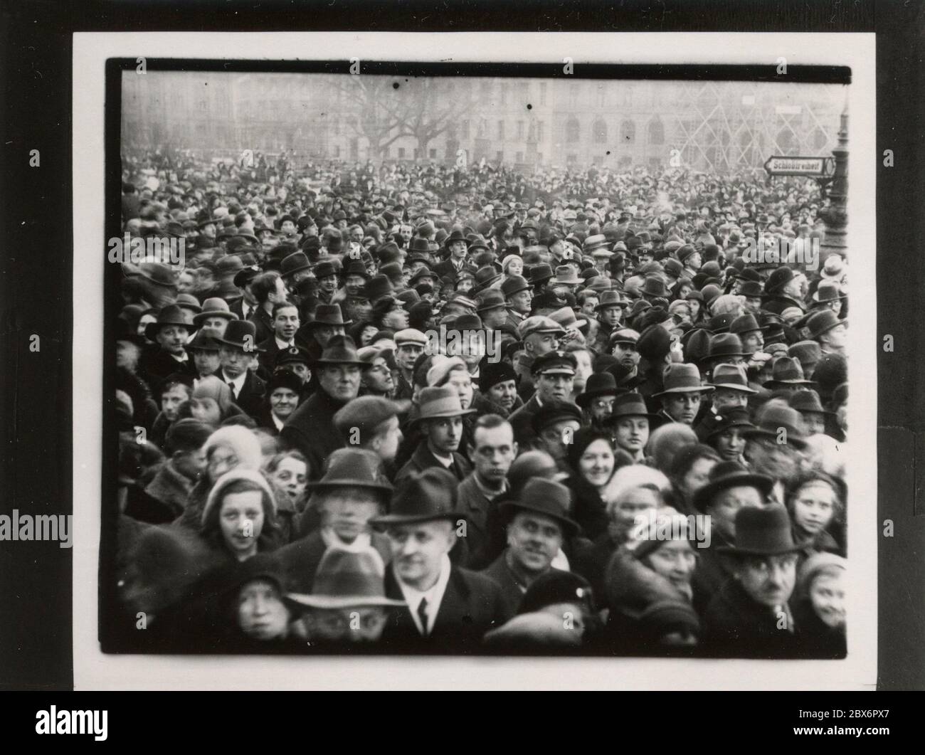 Rally at the castle freedom in Berlin. Heinrich Hoffmann Photographs ...