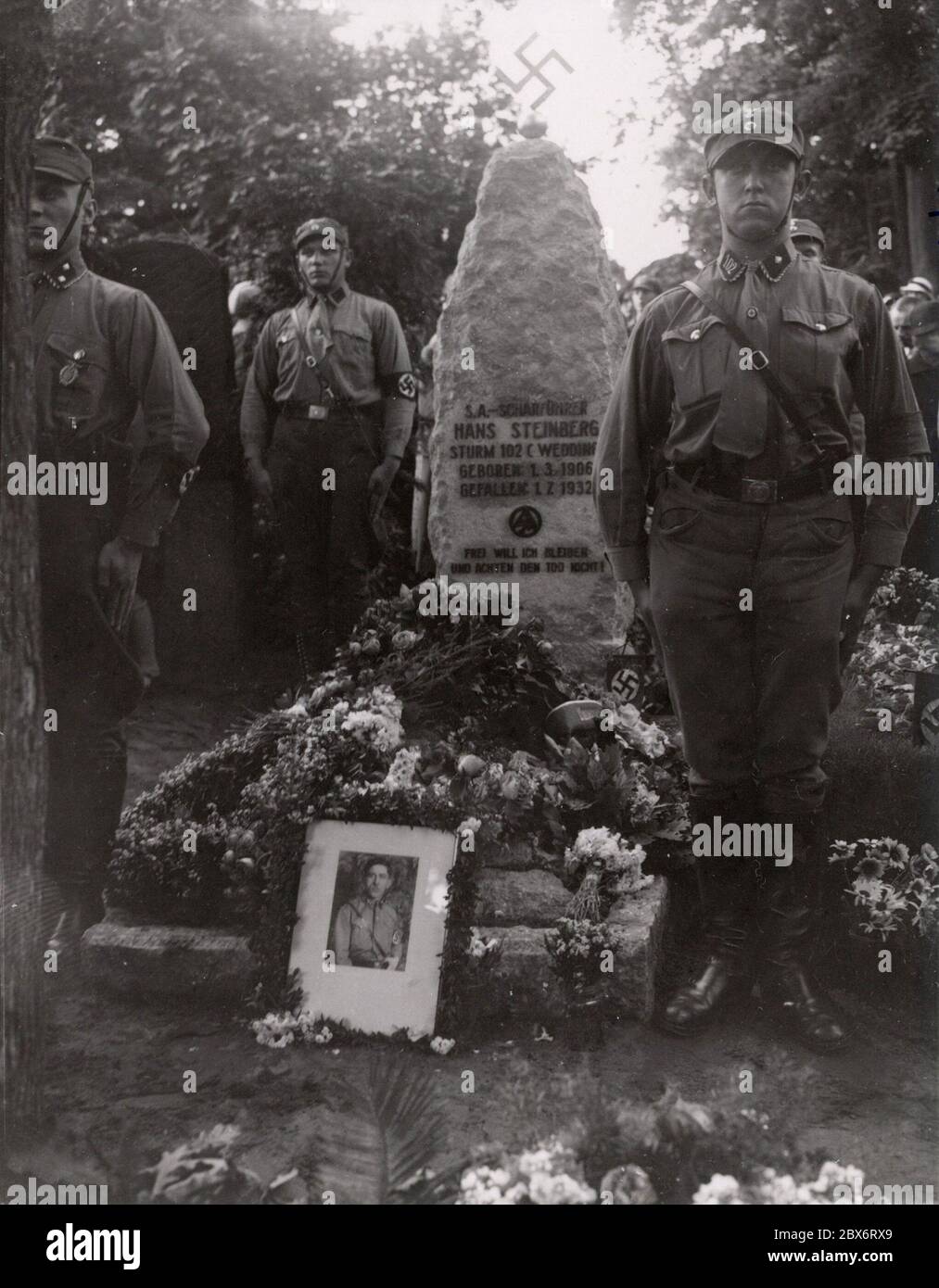 Guard of honor at the grave of the murdered SA man Steinberg Heinrich ...