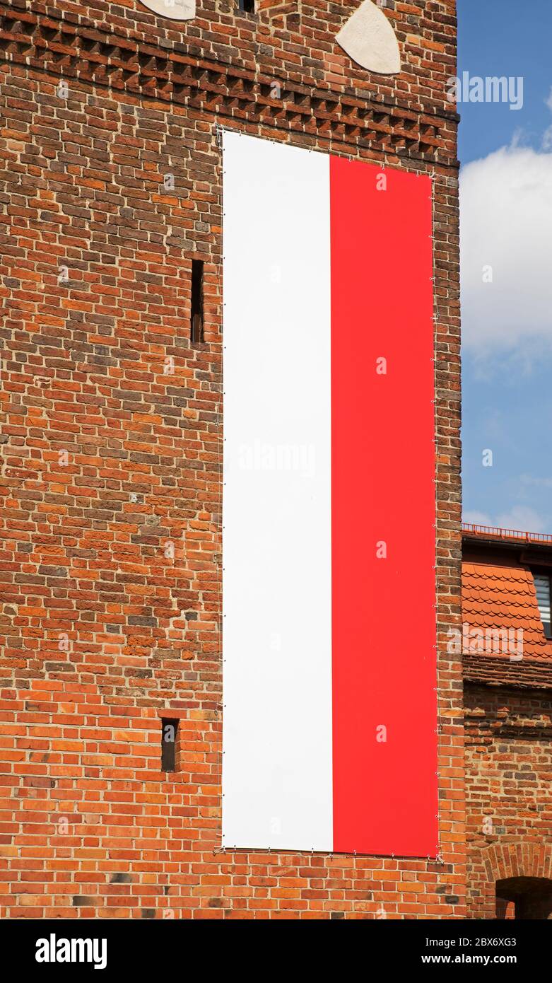 Flag of Poland at Monastery gate (Brama Klasztorna) in Torun. Poland Stock Photo - Alamy
