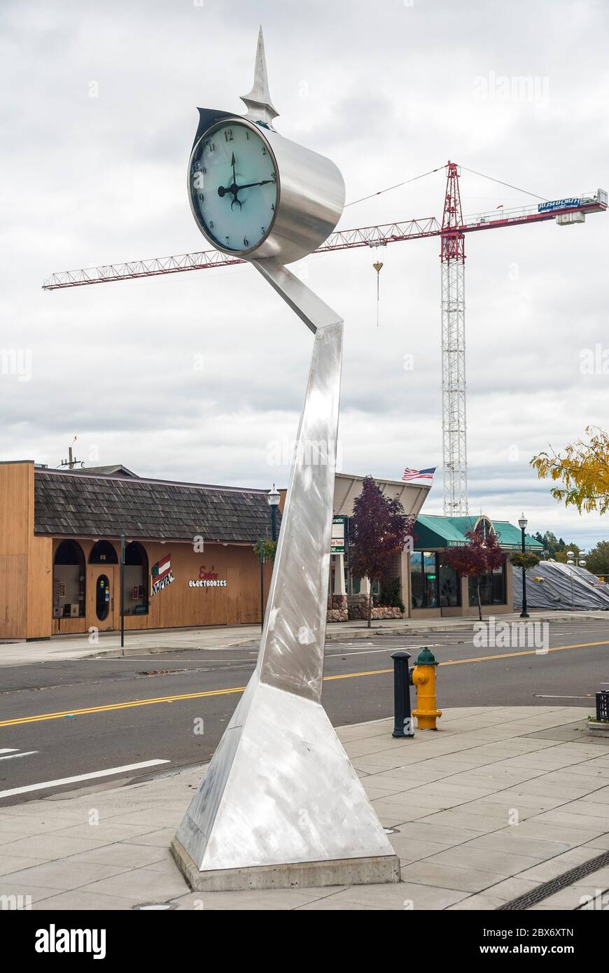 Street pedestal clock hi-res stock photography and images - Alamy