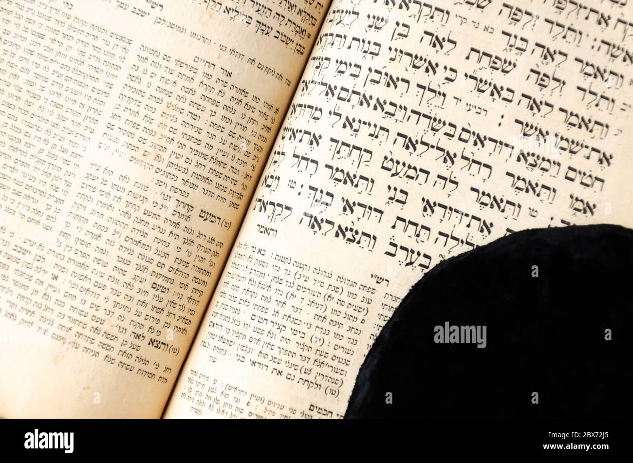 Open jewish book hi-res stock photography and images - Alamy