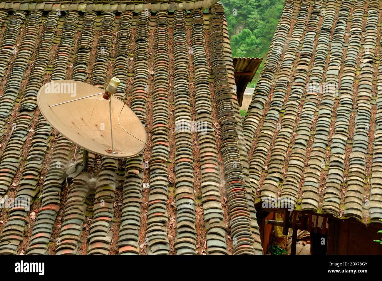 TV antenna installed on ancient tiled, traditional Chinese, roof Stock ...