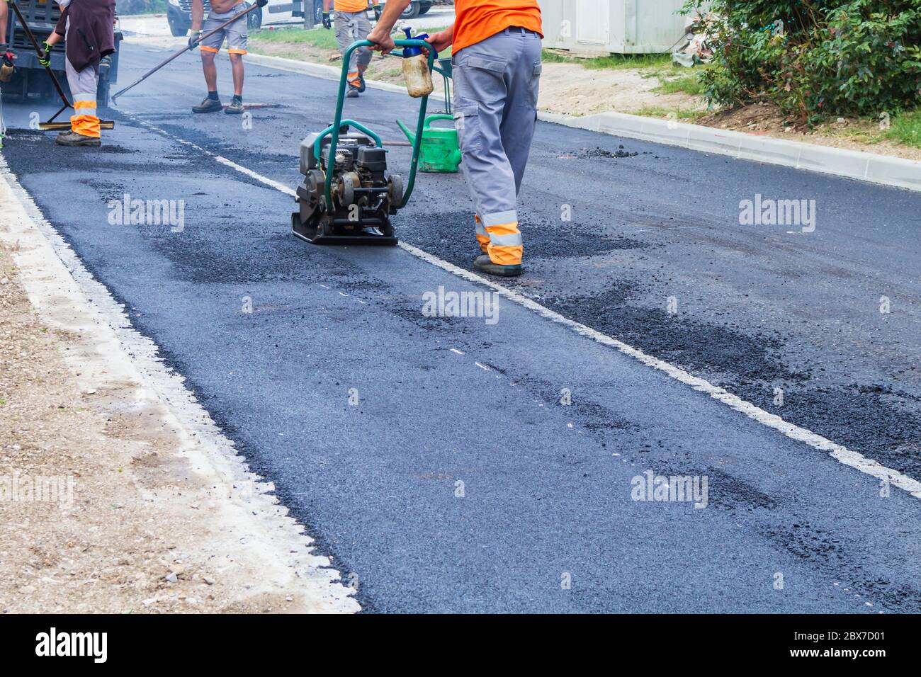 Fresh black asphalt on new street road. Construction at work Stock ...