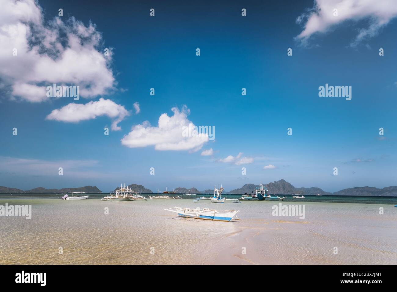 A traditional Filipino boat on an empty sandy bar Stock Photo - Alamy