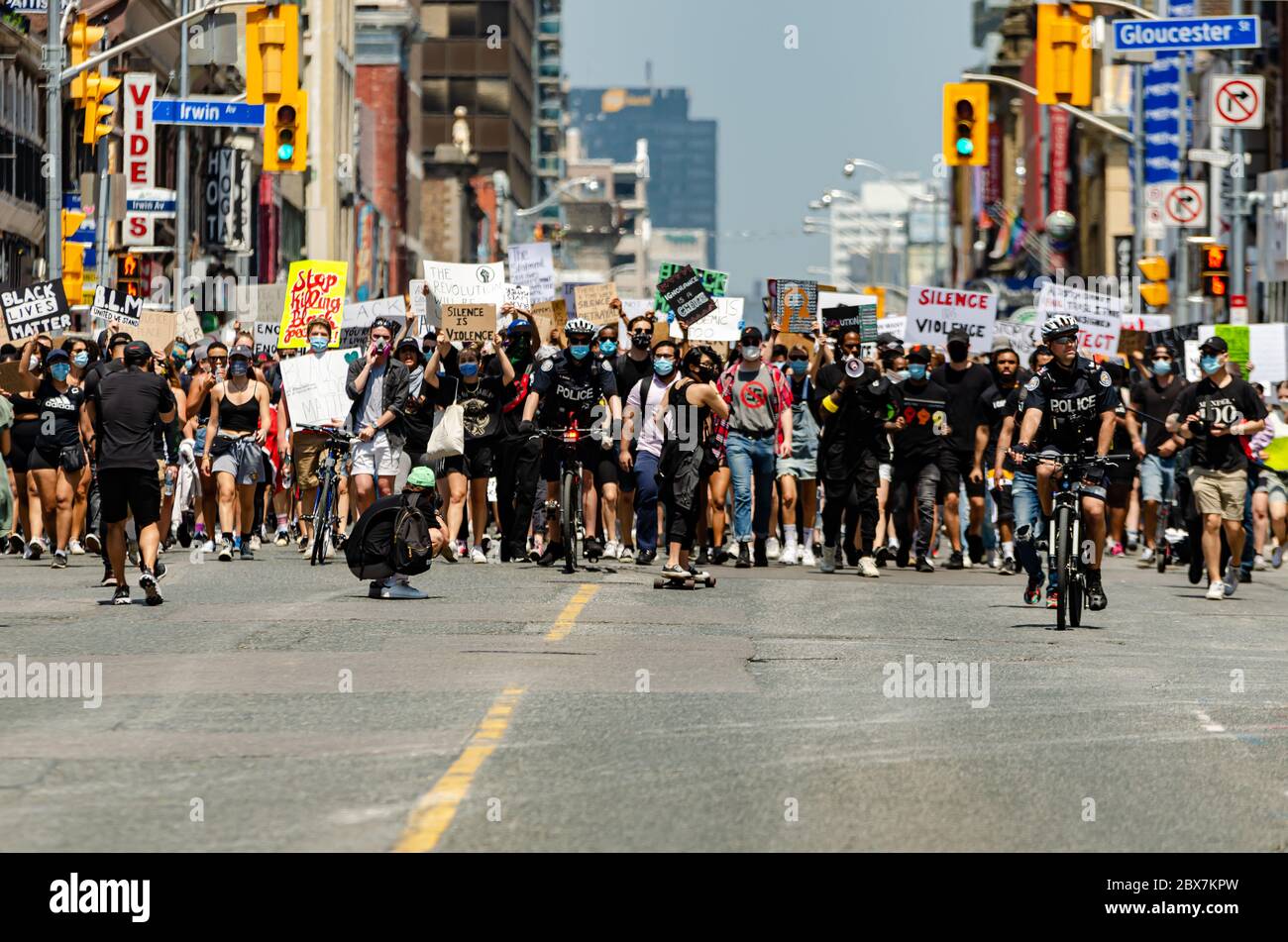 Black Lives Matter rally of 3000 - 5000 people marching in Toronto ...