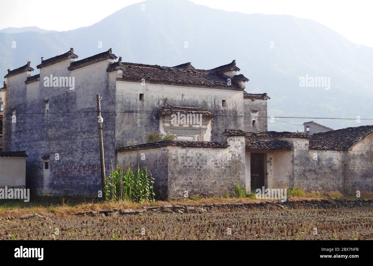Traditional chinese house hi-res stock photography and images - Alamy