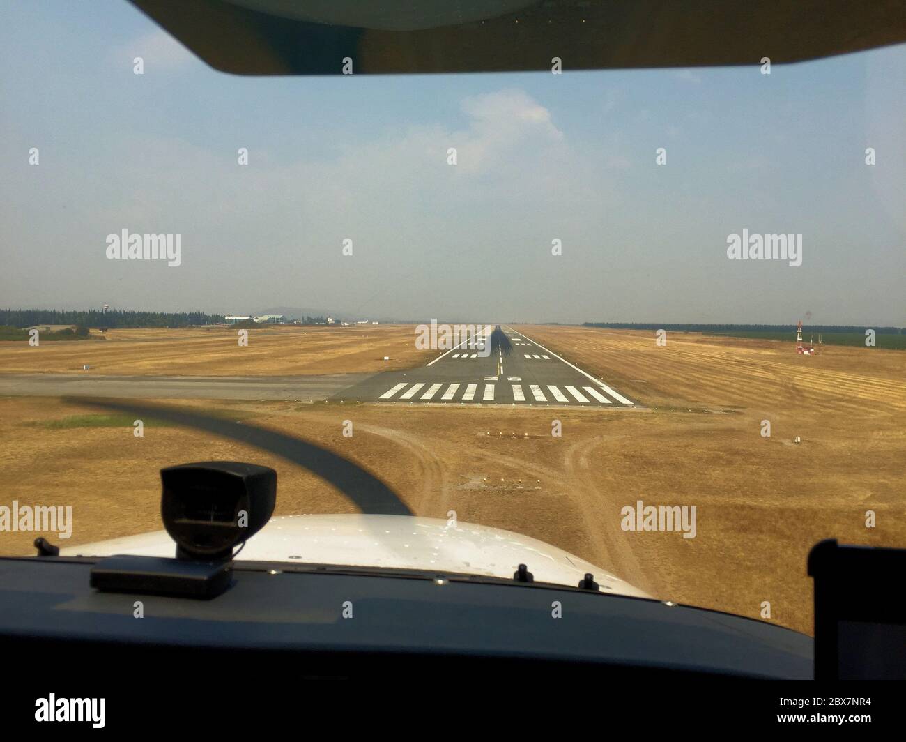 Cockpit view small plane landing hi-res stock photography and images ...
