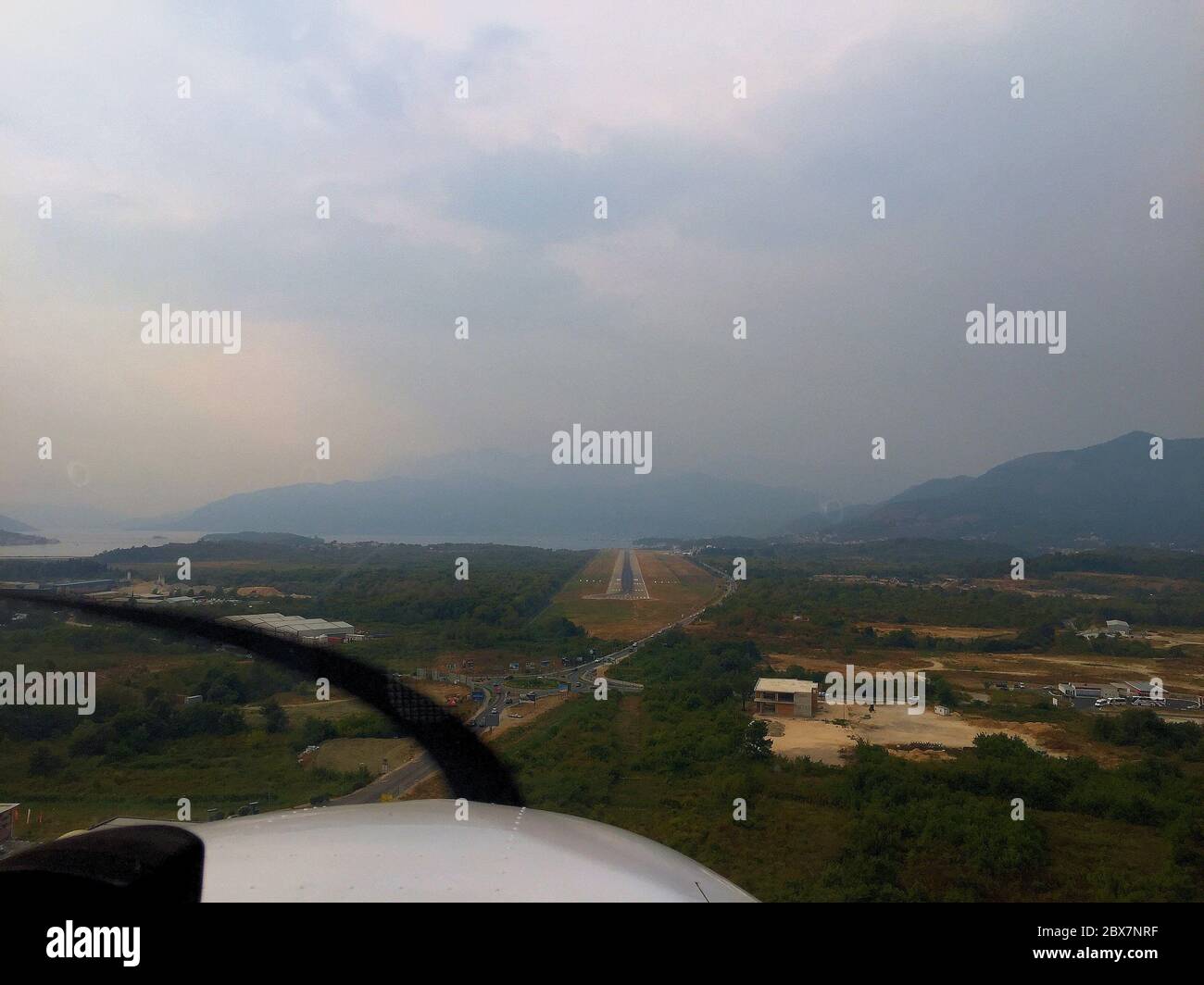 Cockpit view small plane landing hi-res stock photography and images ...