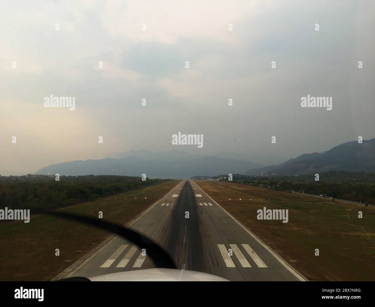 Cockpit view small plane landing hi-res stock photography and images ...