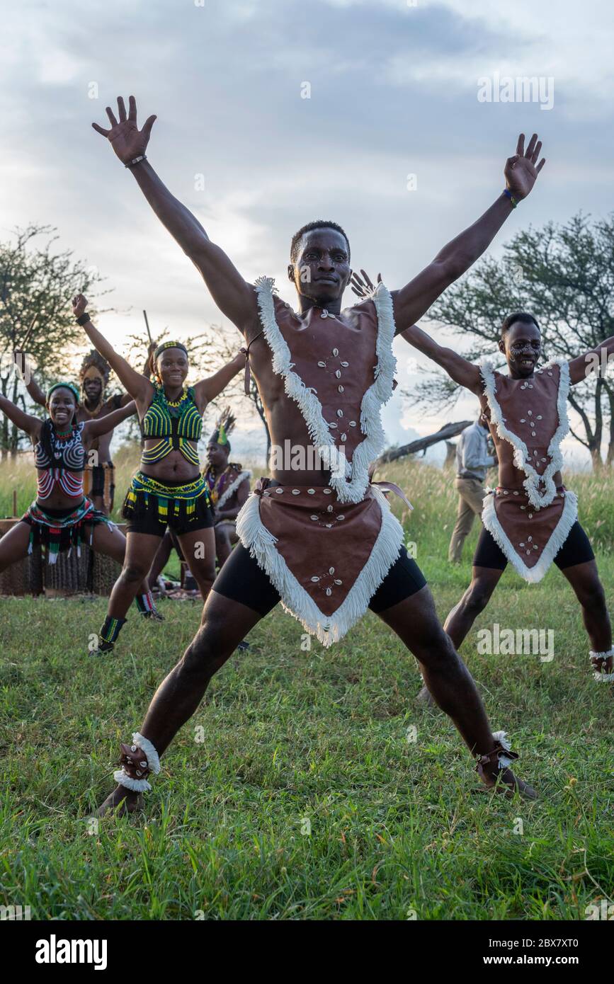 Traditional Tanzanian dancers in Serengeti National Park, Tanzania ...