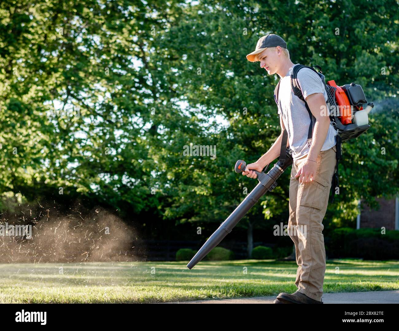 Caucasian man using backpack leaf blower in Kentucky Stock Photo - Alamy
