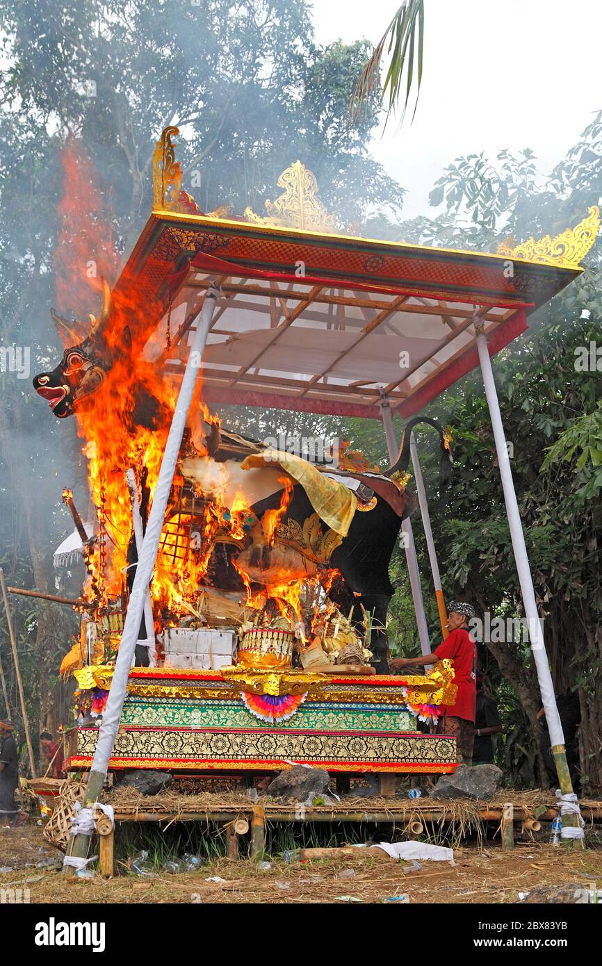Balinese cremation bull and tower hi-res stock photography and images ...