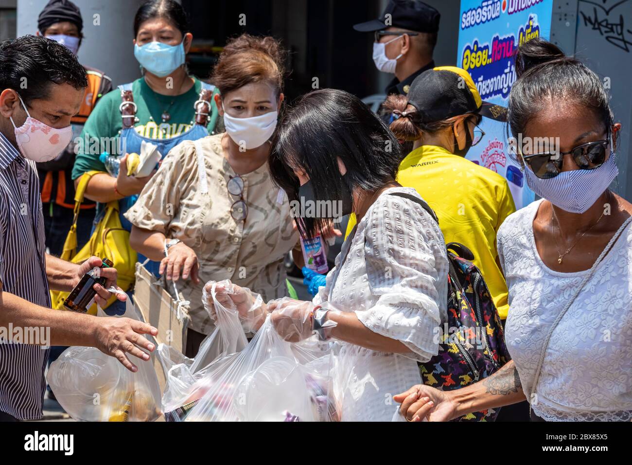 Organisation helping poor people hi-res stock photography and images ...