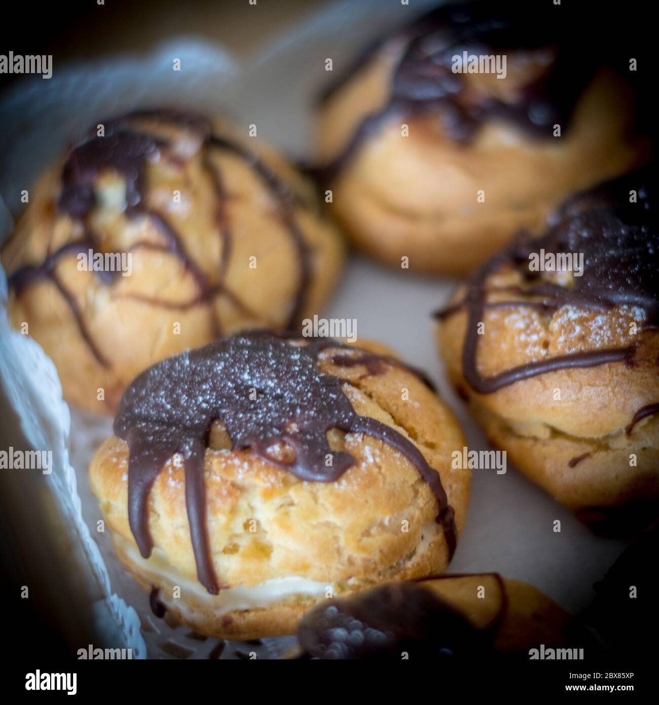 Round éclair hi-res stock photography and images - Alamy