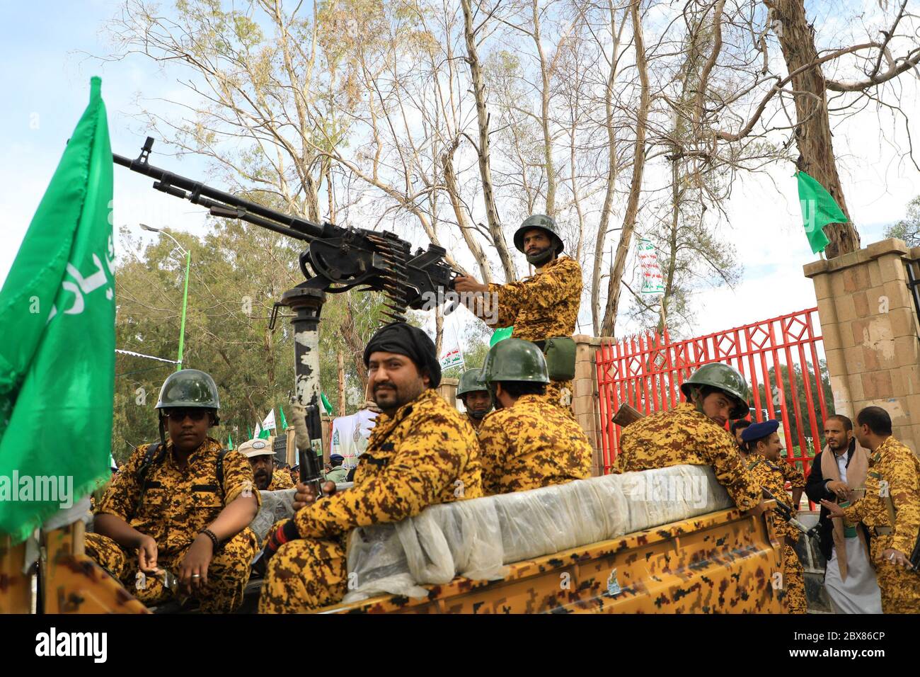 A Yemeni soldier loyal to the Shiite Huthi rebels mans a turret in the ...