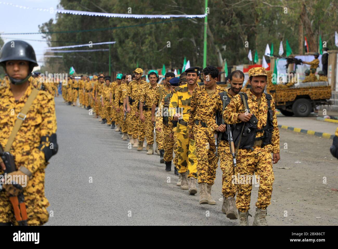 Yemen child soldier* hi-res stock photography and images - Alamy