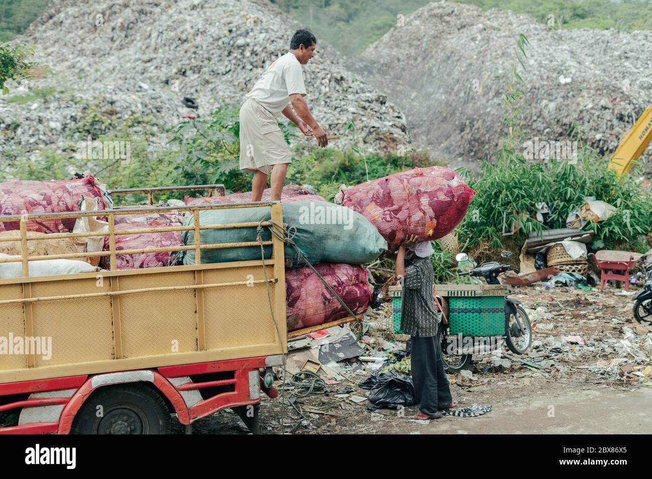Daily life of scavengers hi-res stock photography and images - Alamy