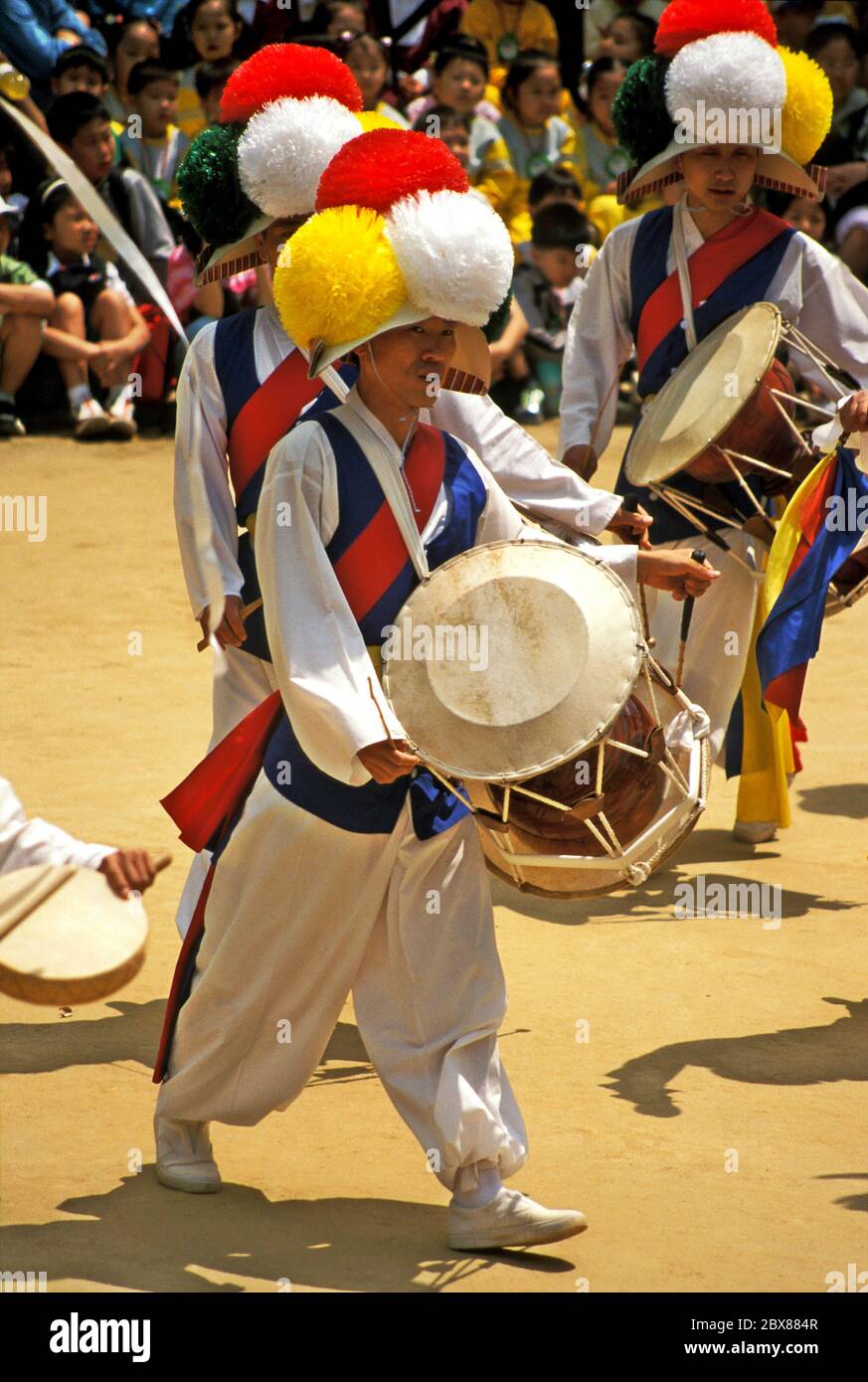 Folk dance performance at the Korean Folk Village, Suwon, South Korea ...