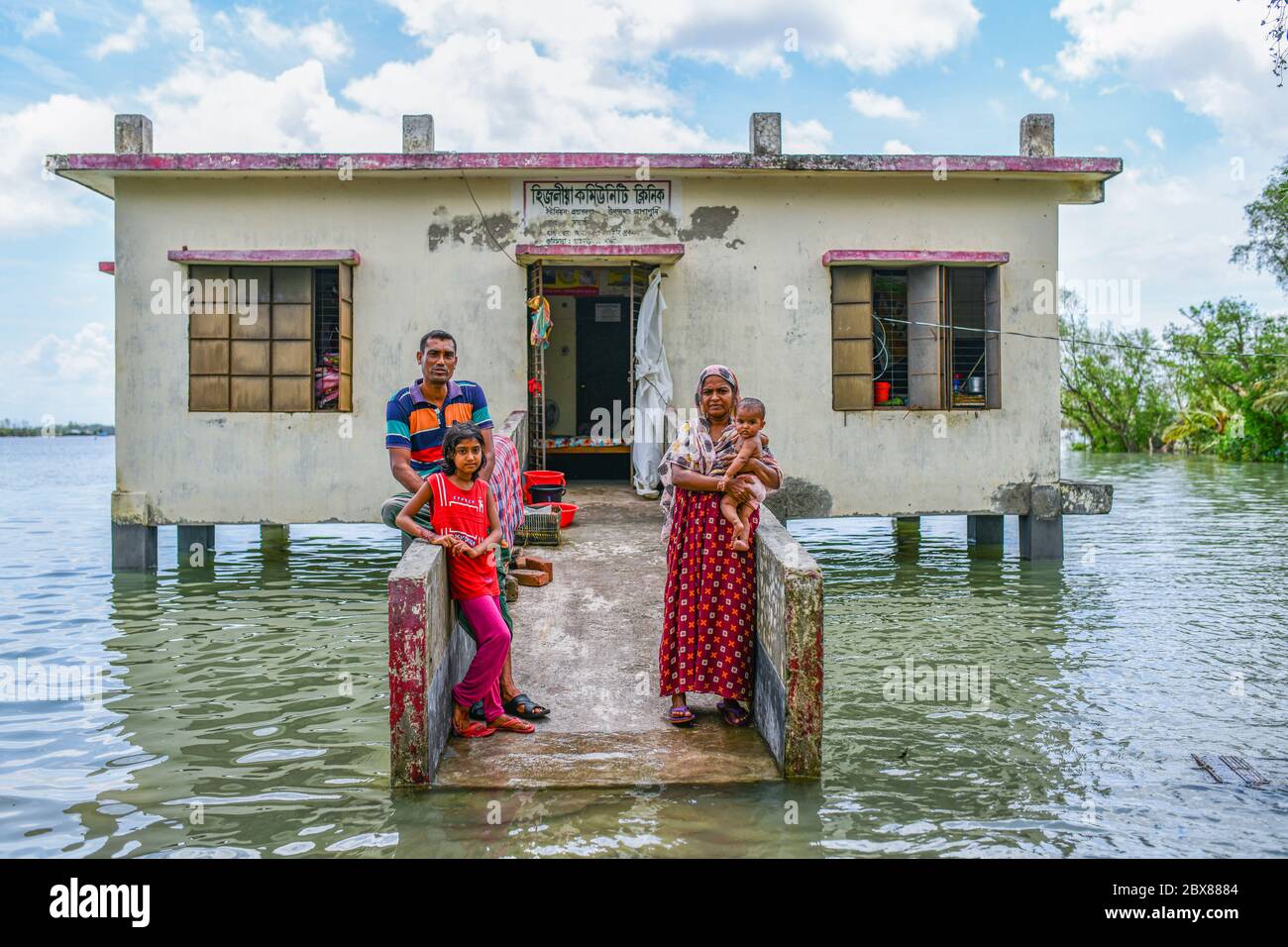 Satkhira, Bangladesh. 05th June, 2020. A family takes a temporary ...