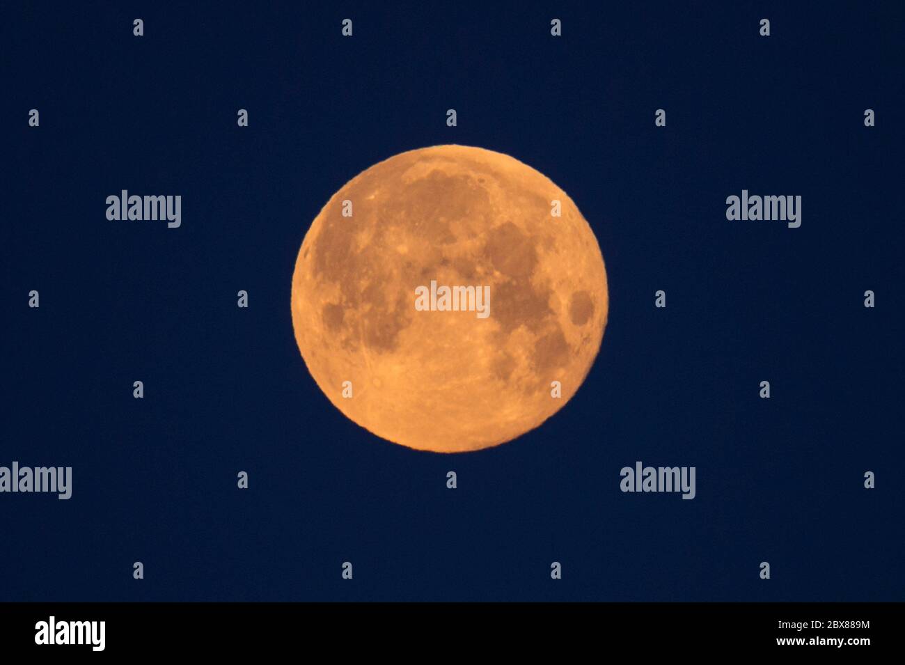 June full moon setting hi-res stock photography and images - Alamy