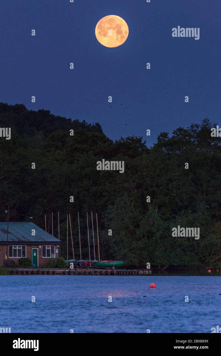 June full moon setting hi-res stock photography and images - Alamy