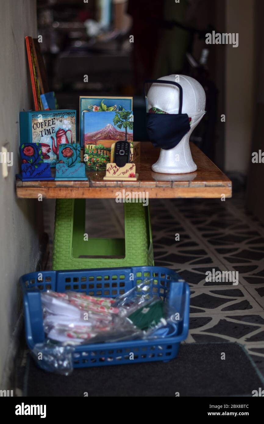 Mask selling hi-res stock photography and images - Alamy